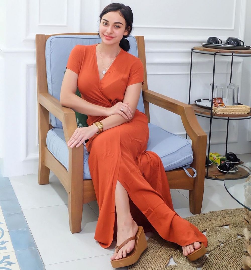 10 Potret Nora Alexandra, Istri Jerinx yang Manis dan Bugar