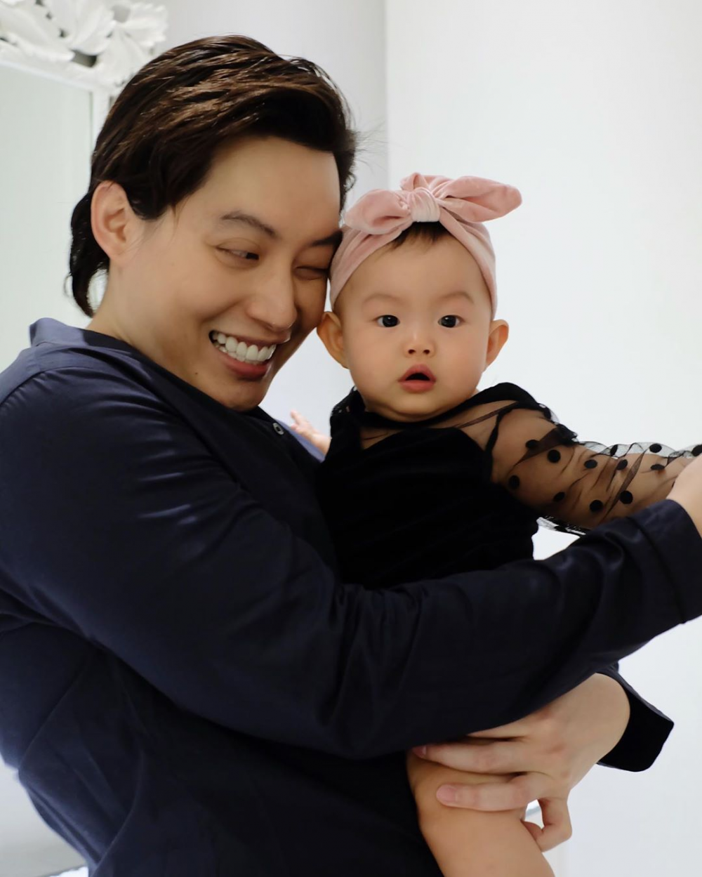 Biasa Kocak, Ini 10 Potret Telaten Edric Tjandra saat Momong Anaknya