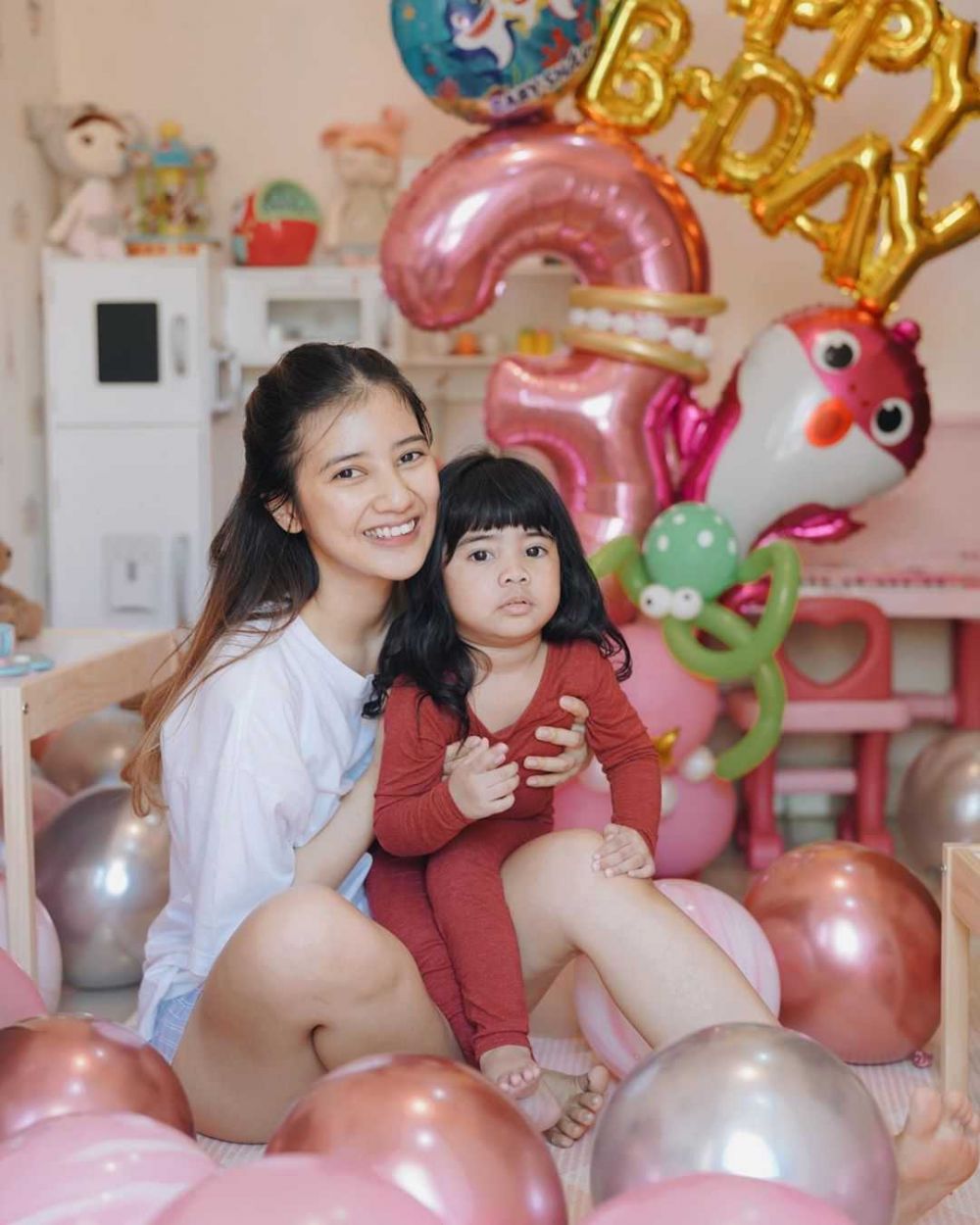 10 Momen Manis Fita Anggriani saat Momong Anaknya, Millennials Mom!