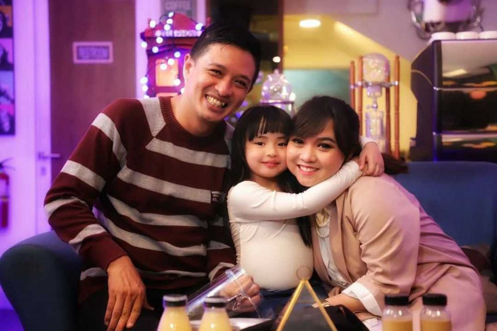10 Potret Harmonis Keluarga Kecil Eza Yayang