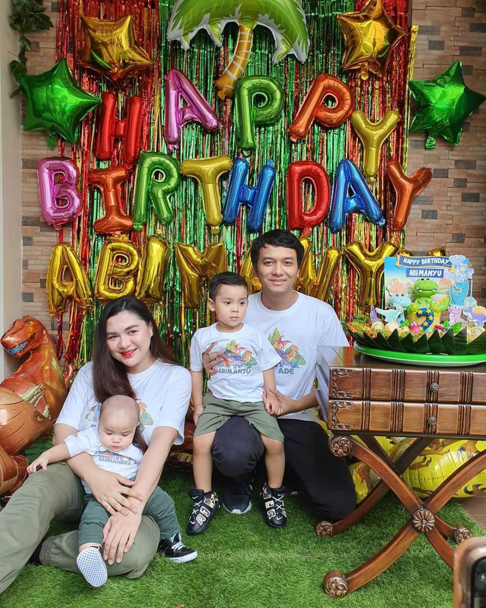 10 Potret Kompak Vicky Shu dan Suami Mengasuh Kedua Putra Mereka 10 Potret Kompak Vicky Shu dan Suami Mengasuh Kedua Putra Mereka