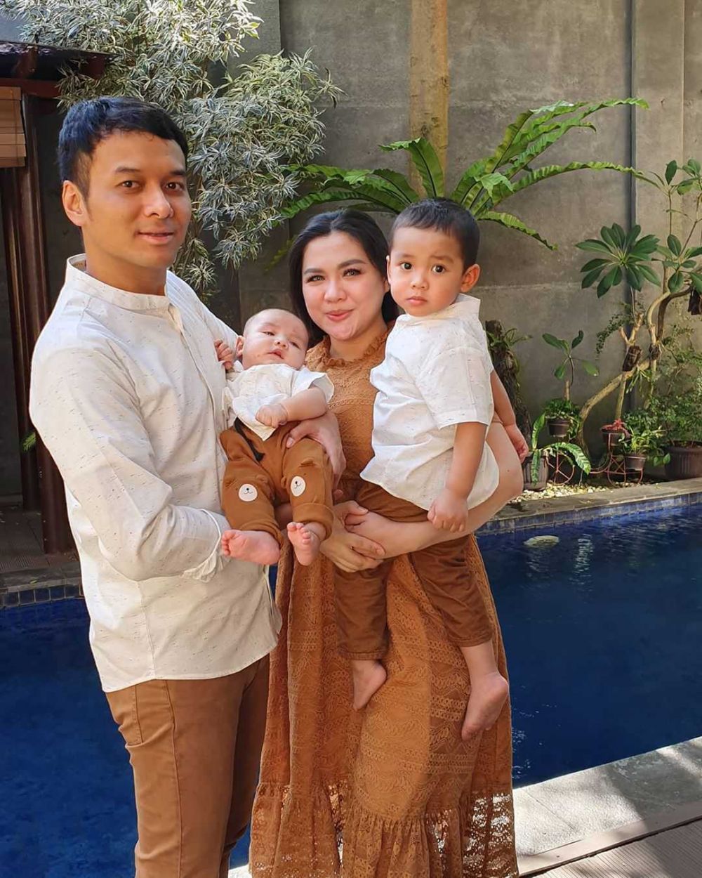 10 Potret Kompak Vicky Shu dan Suami Mengasuh Kedua Putra Mereka 10 Potret Kompak Vicky Shu dan Suami Mengasuh Kedua Putra Mereka