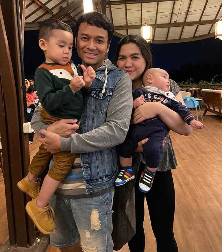 10 Potret Kompak Vicky Shu dan Suami Mengasuh Kedua Putra Mereka 10 Potret Kompak Vicky Shu dan Suami Mengasuh Kedua Putra Mereka