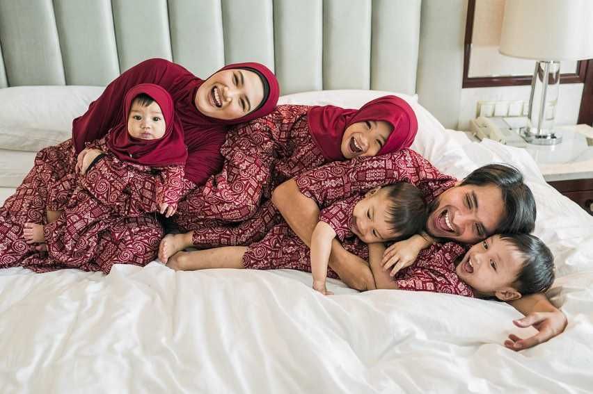 Jadi Orangtua Empat Anak, 10 Potret Bahagia Ricky Harun dan Herfiza