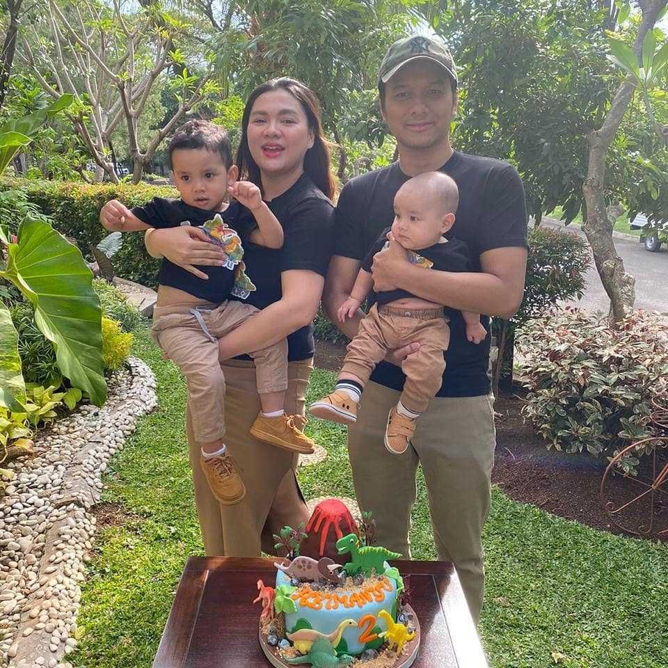 10 Potret Kompak Vicky Shu dan Suami Mengasuh Kedua Putra Mereka 10 Potret Kompak Vicky Shu dan Suami Mengasuh Kedua Putra Mereka