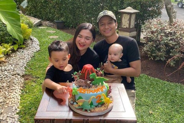 10 Potret Kompak Vicky Shu dan Suami Mengasuh Kedua Putra Mereka 10 Potret Kompak Vicky Shu dan Suami Mengasuh Kedua Putra Mereka