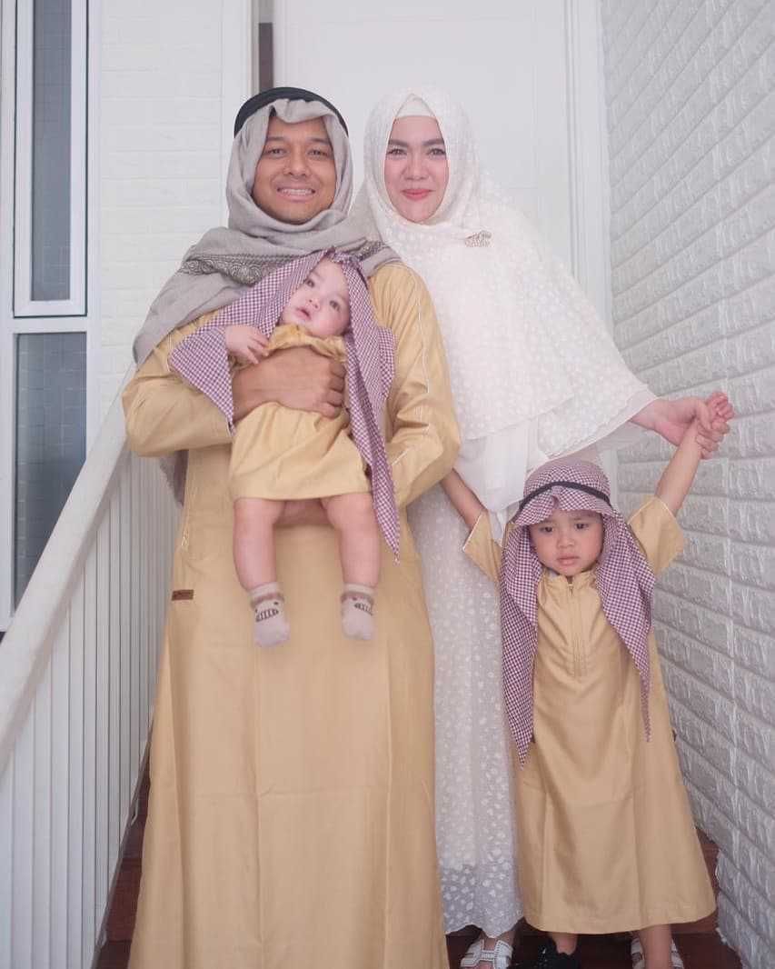 10 Potret Kompak Vicky Shu dan Suami Mengasuh Kedua Putra Mereka 10 Potret Kompak Vicky Shu dan Suami Mengasuh Kedua Putra Mereka