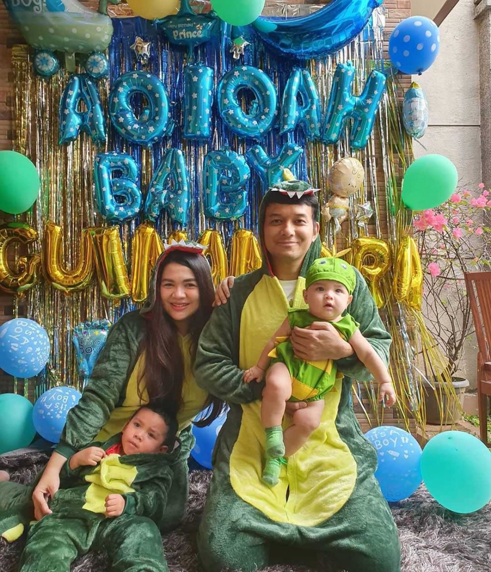 10 Potret Kompak Vicky Shu dan Suami Mengasuh Kedua Putra Mereka 10 Potret Kompak Vicky Shu dan Suami Mengasuh Kedua Putra Mereka