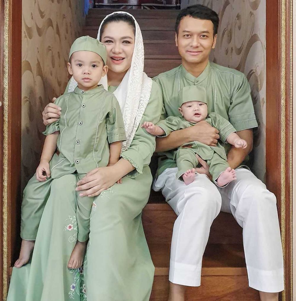 10 Potret Kompak Vicky Shu dan Suami Mengasuh Kedua Putra Mereka 10 Potret Kompak Vicky Shu dan Suami Mengasuh Kedua Putra Mereka