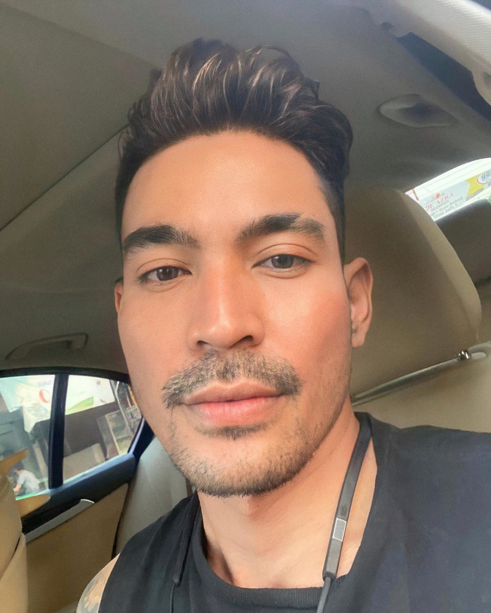 10 Potret Presenter Robby Purba Makin Karismatik di Usia 34 Tahun