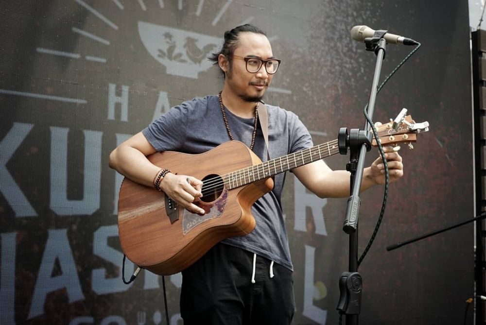 10 Potret Adhitia Sofyan yang Dikenal sebagai Musisi Kamar Bertalenta