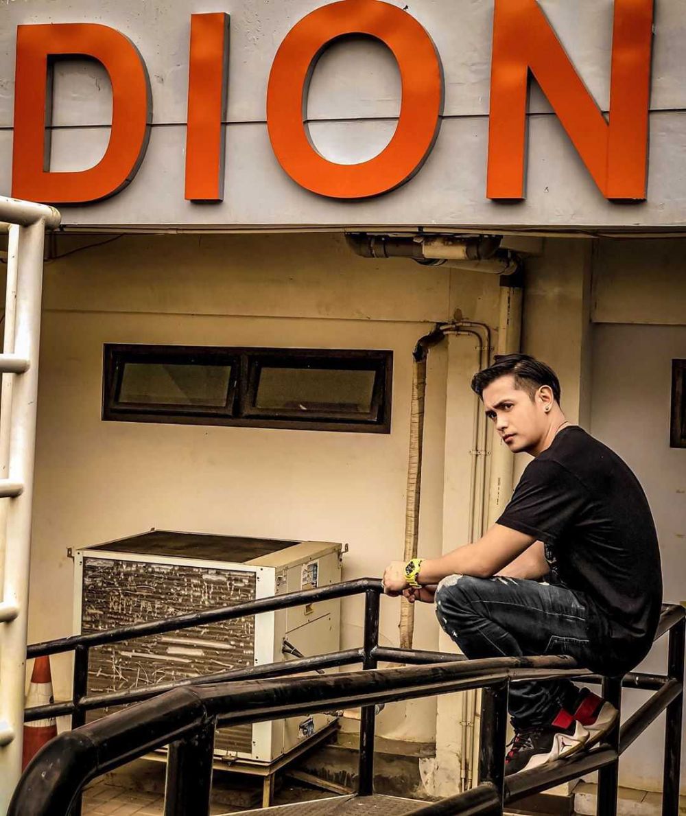 10 Potret Awet Muda Ajun Perwira, Kian Berkarisma Usai Menikah