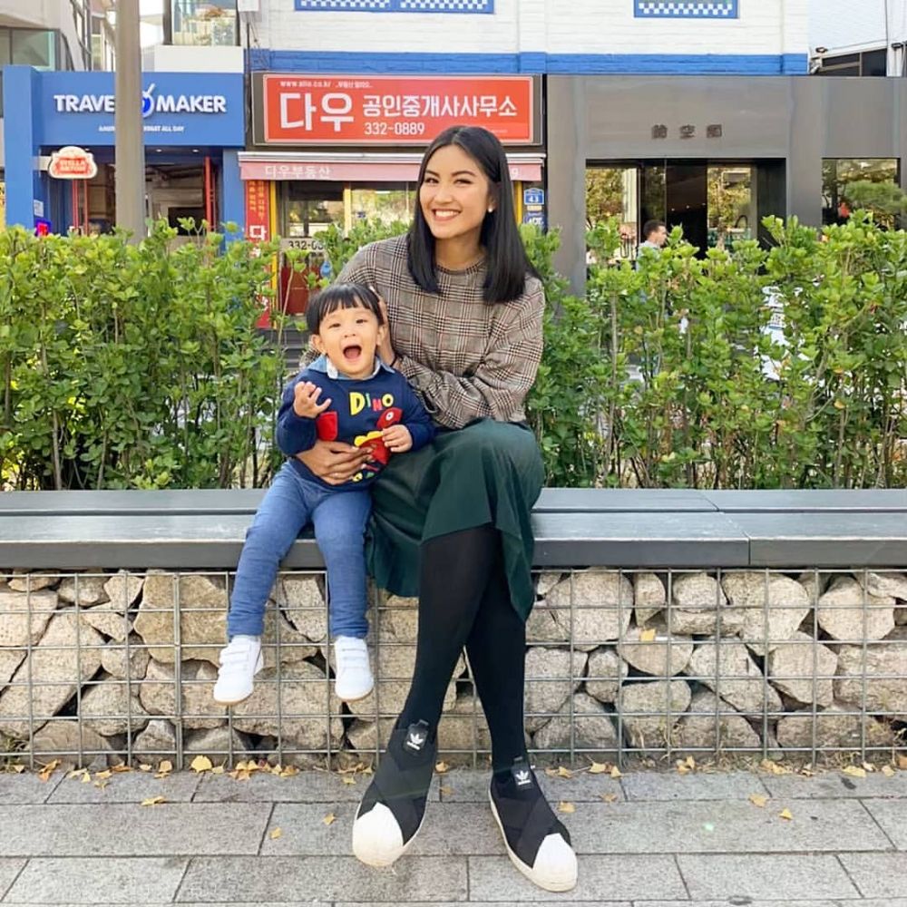 10 Potret Zivanna Letisha saat Momong Anak, Ibu Idaman Banget!