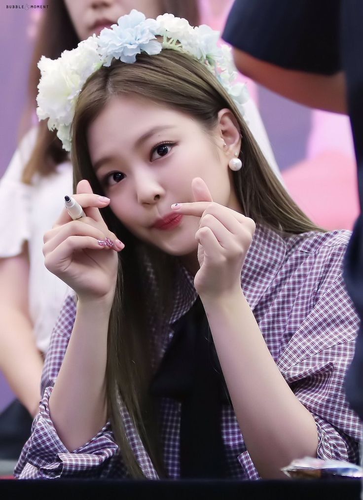 10 Potret Memesona Jennie BLACKPINK dengan Flower Crown