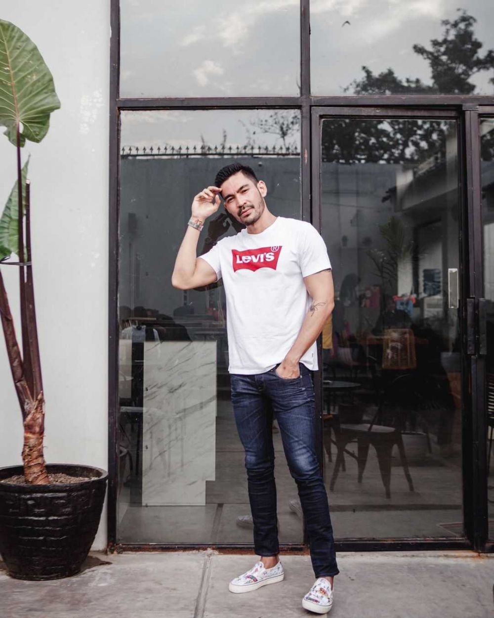 10 Potret Manly Robby Purba, Presenter Kece yang Bikin Jatuh Hati!