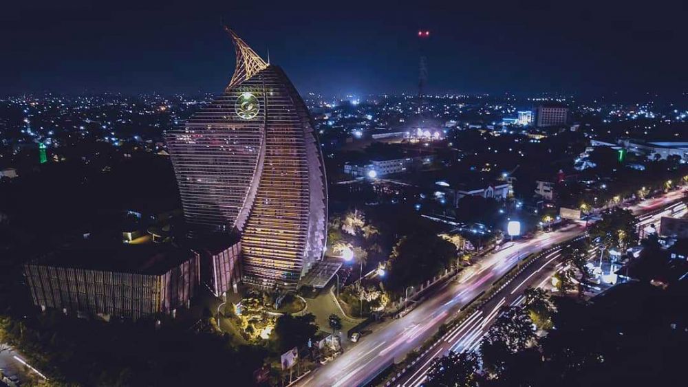 5 Bangunan Ikonik Kota Makassar, Menara Pinisi hingga Masjid Terapung