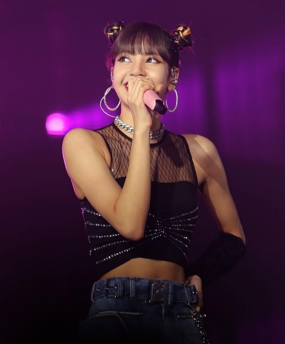 9 Potret Lisa BLACKPINK dengan Rambut Space Buns