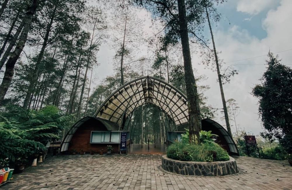 Orchid Forest Cikole, Wisata Anggrek dengan Wahana Super Lengkap