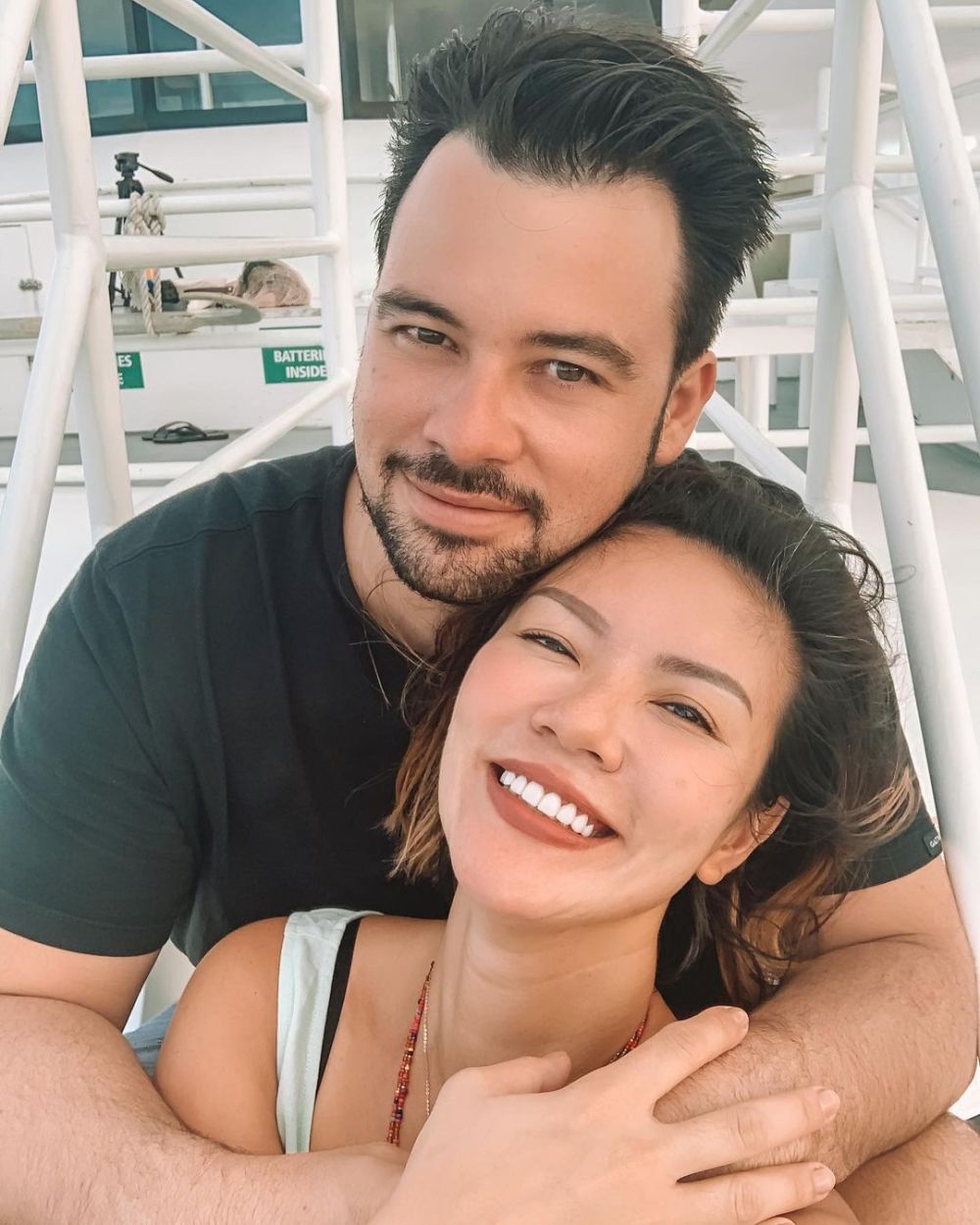 10 Potret Aline Adita dan Suami yang Selalu Mesra