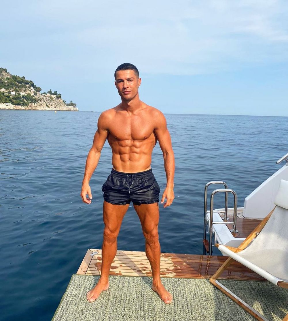 10 Pesona Cristiano Ronaldo saat Pamer Body Sixpack, Bikin Meleleh!