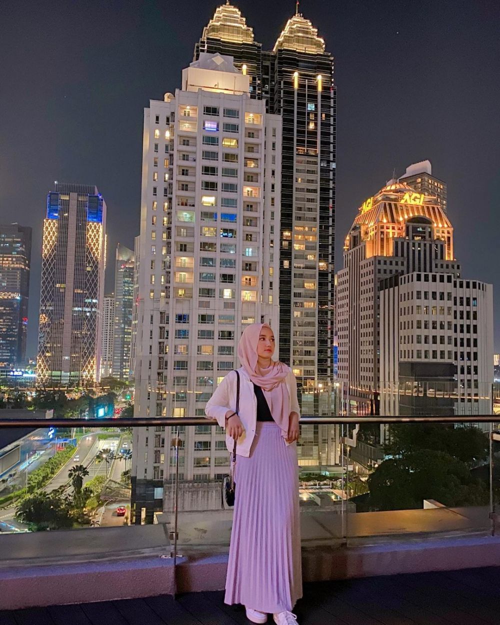 10 Ide Outfit Hijab Wirda Mansur dengan Bawahan Rok