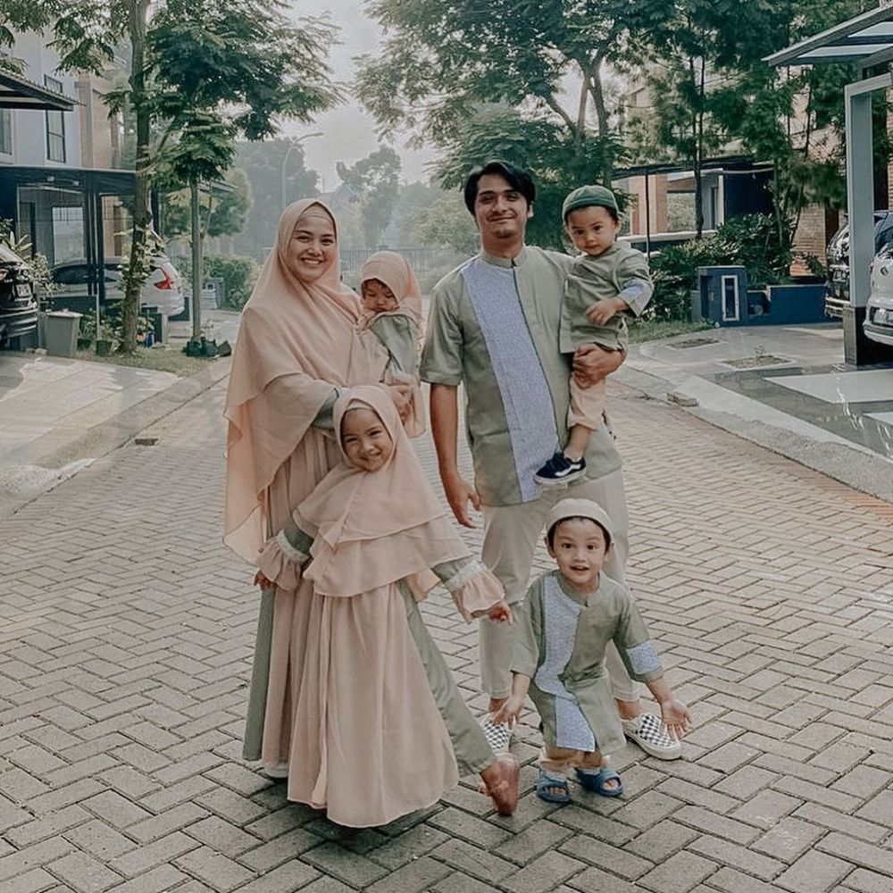 10 Potret Keakraban Ricky Harun dan Keluarga, Family Man!