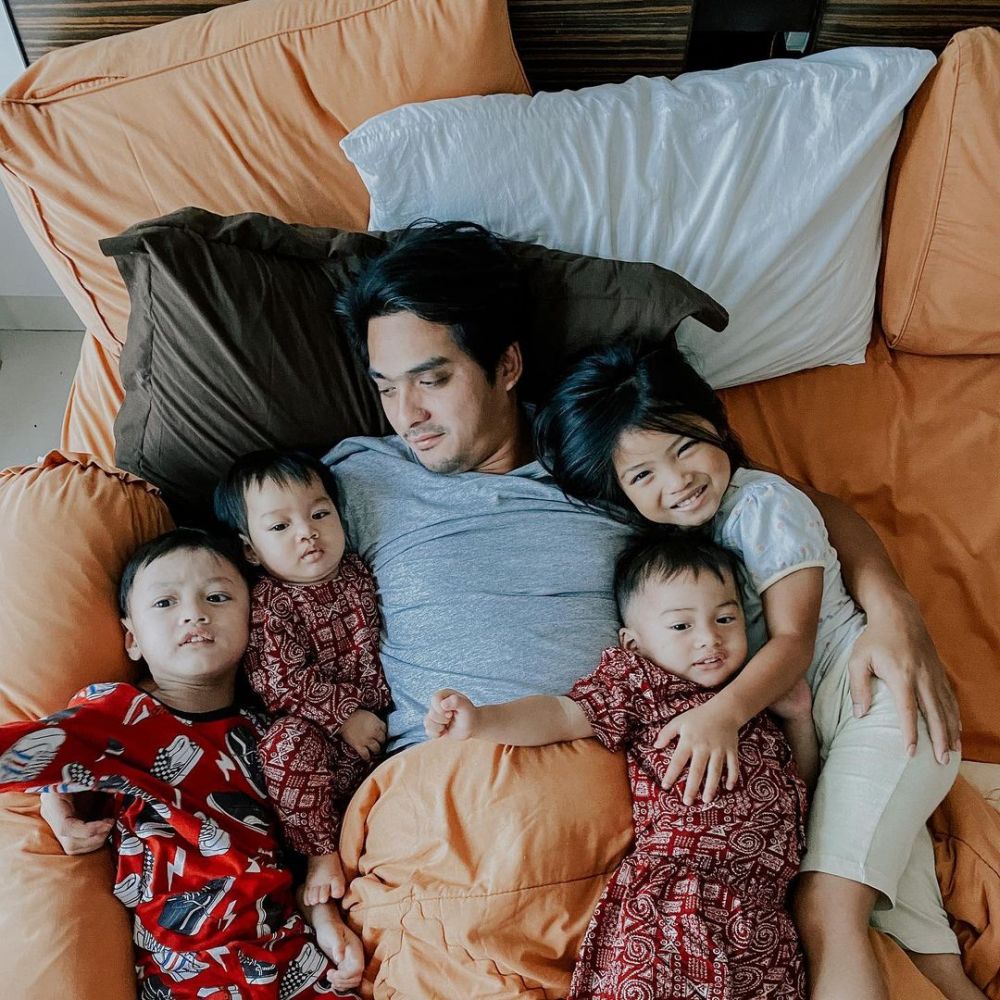 10 Potret Keakraban Ricky Harun dan Keluarga, Family Man!