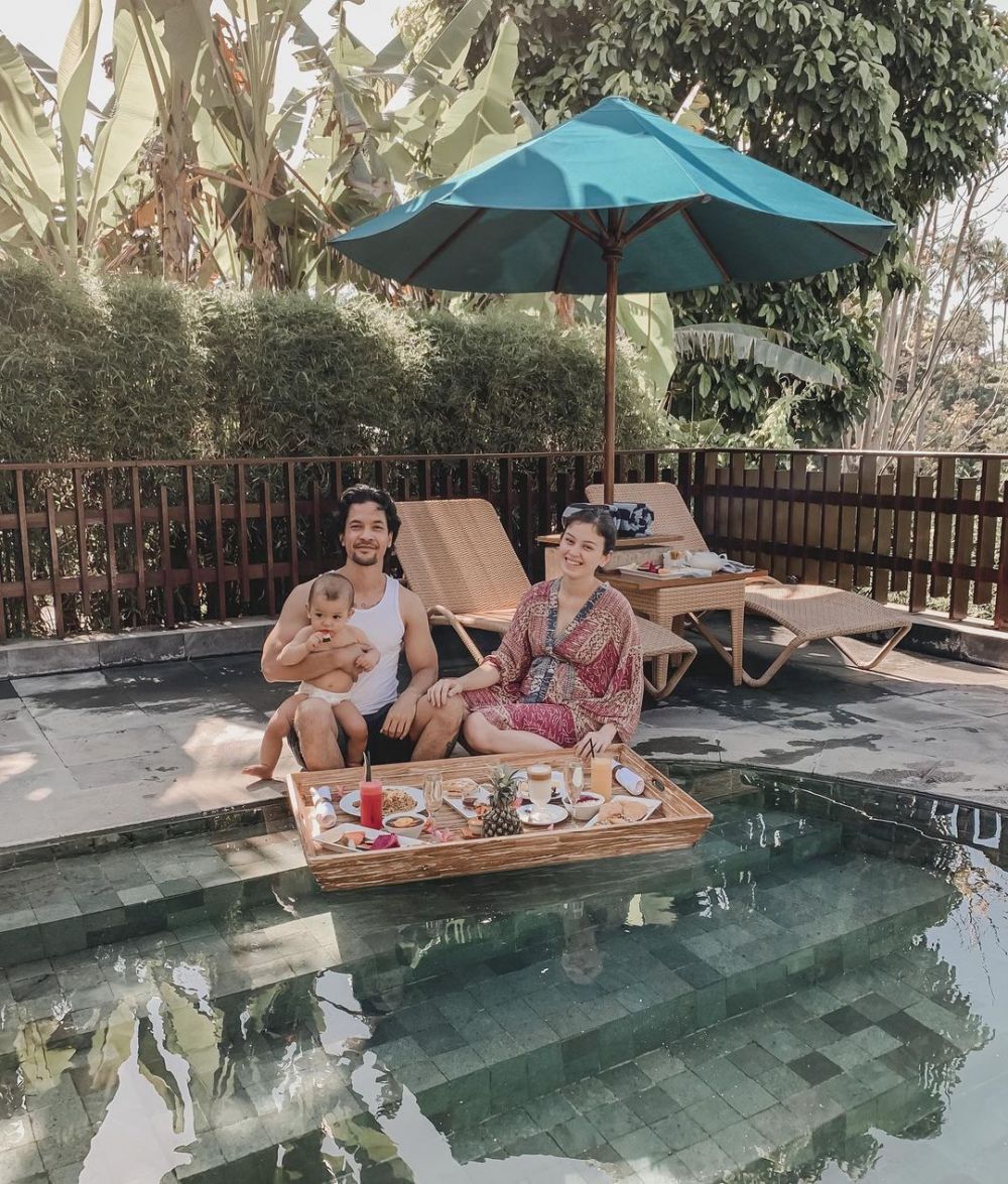 Mesra di Kolam Renang, 10 Floating Breakfast Artis dan Pasangannya
