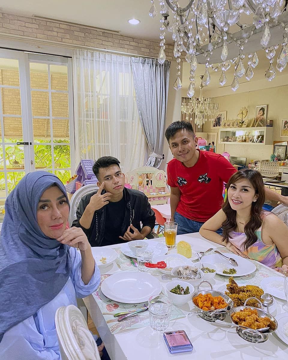 9 Potret Dimas Ahmad dan Mama Amy bak Anak dan Ibu Kandung