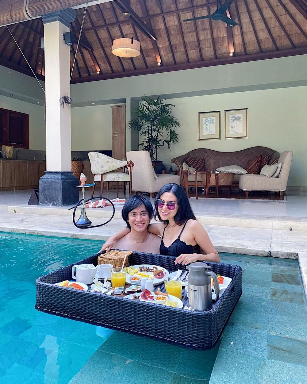 Mesra di Kolam Renang, 10 Floating Breakfast Artis dan Pasangannya