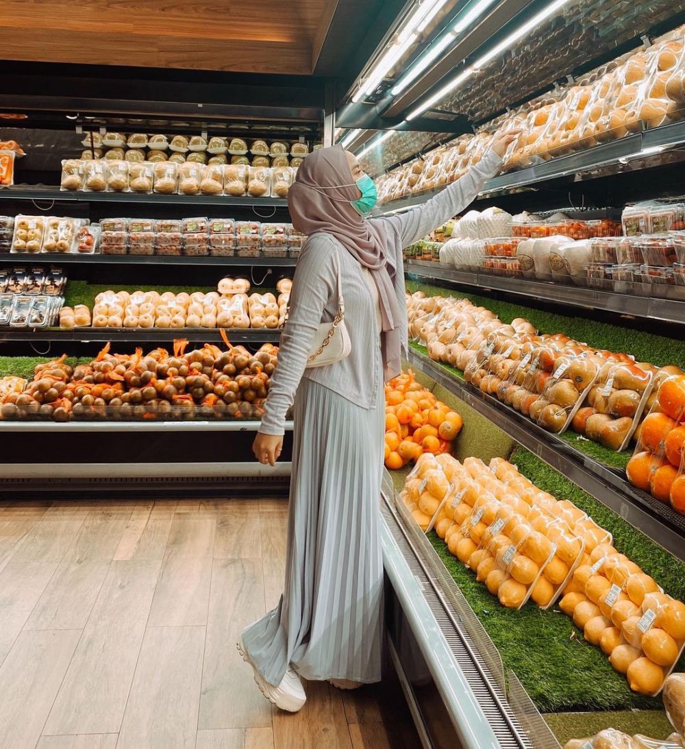 10 Ide Outfit Hijab Wirda Mansur dengan Bawahan Rok