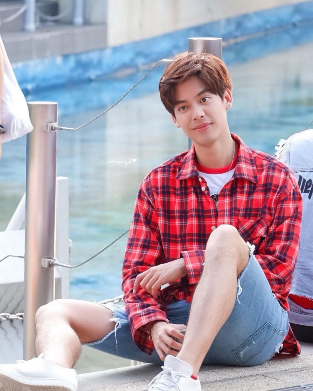 9 Potret Tae Darvid, Vokalis SBFIVE yang Genap 30 Tahun