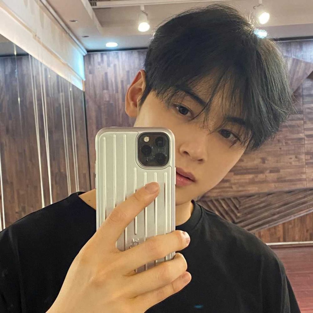 9 Mirror Selfie Kece ala Cha Eun Woo