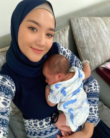 10 Momen Erica Putri Momong Baby Zeev, Mama Muda Siaga Idaman!