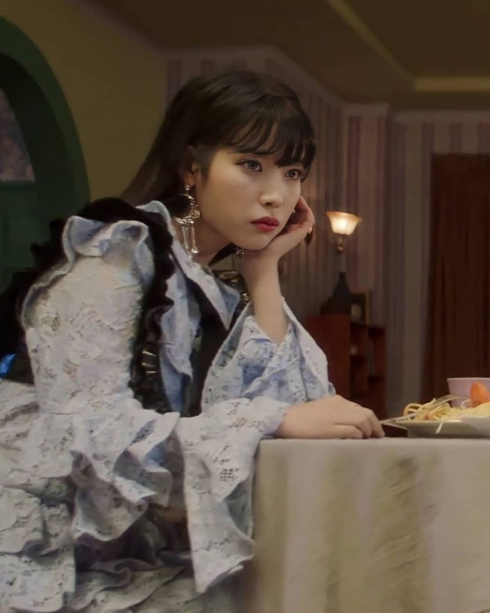 Potret Menawan IU untuk Teaser Single Celebrity