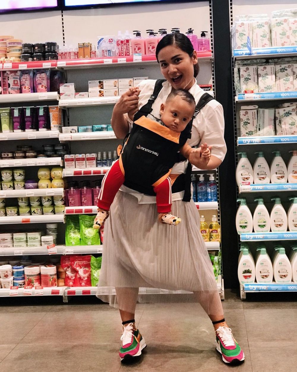 Biasa Antagonis, Potret Telaten Fitri Ayu Waktu Momong Anak