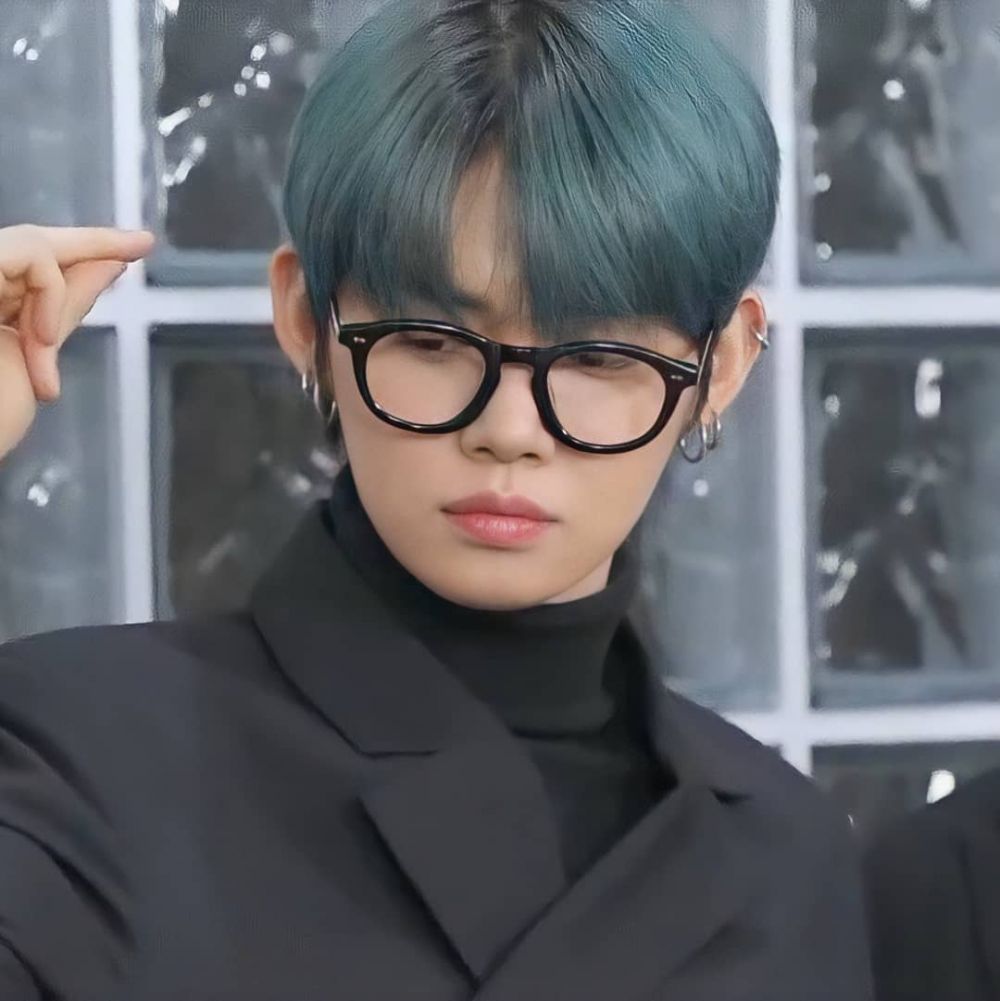 10 Pesona Yeonjun TXT saat Pakai Kacamata