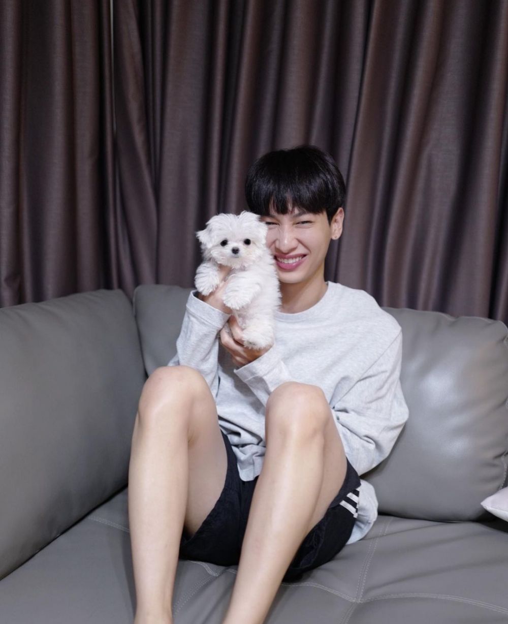 Potret Manis Gun Atthaphan Bersama Anjing Kesayangannya