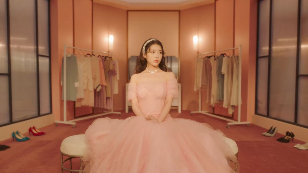 Potret IU Comeback Single di MV Celebrity