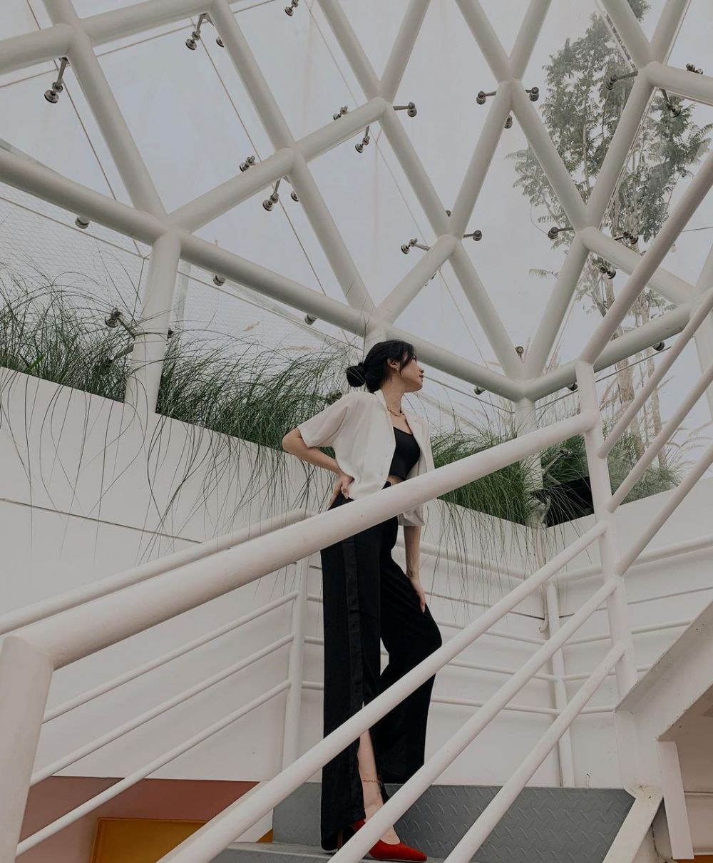 10 Potret Menawan Diandra Agatha Pamer Kaki Jenjang