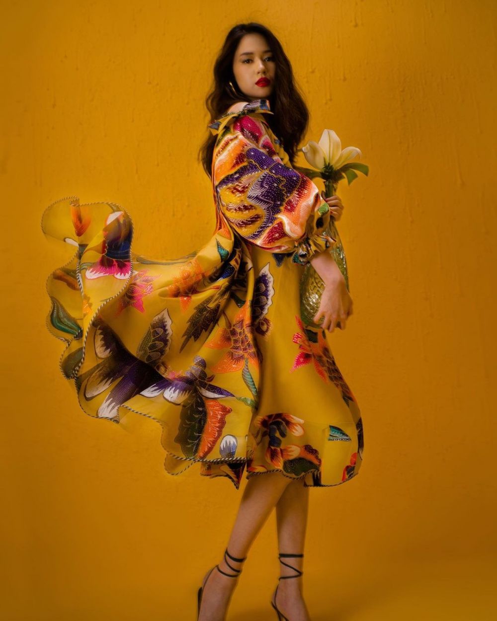 10 Photoshoot Terbaru Laura Basuki Pakai Batik Pekalongan