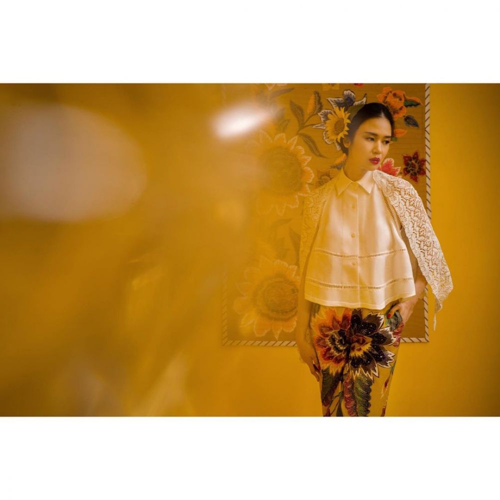 10 Photoshoot Terbaru Laura Basuki Pakai Batik Pekalongan