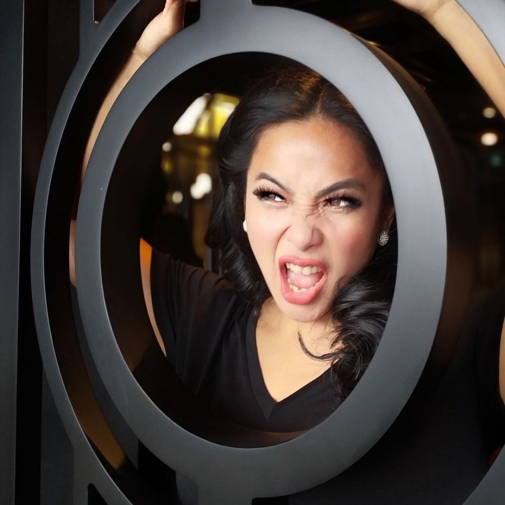 10 Potret Lincah Feni Rose, Host Rumpi yang Energik