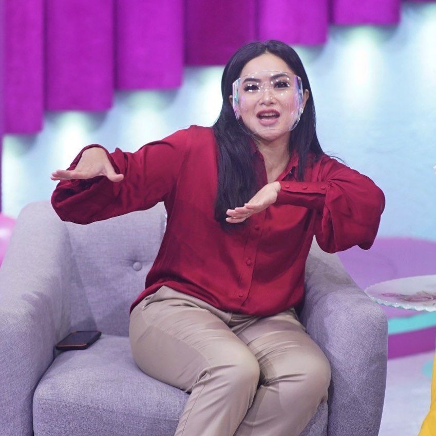 10 Potret Lincah Feni Rose, Host Rumpi yang Energik