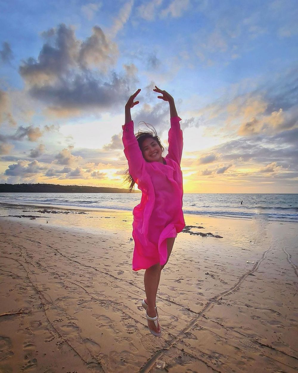 10 Potret Lincah Feni Rose, Host Rumpi yang Energik