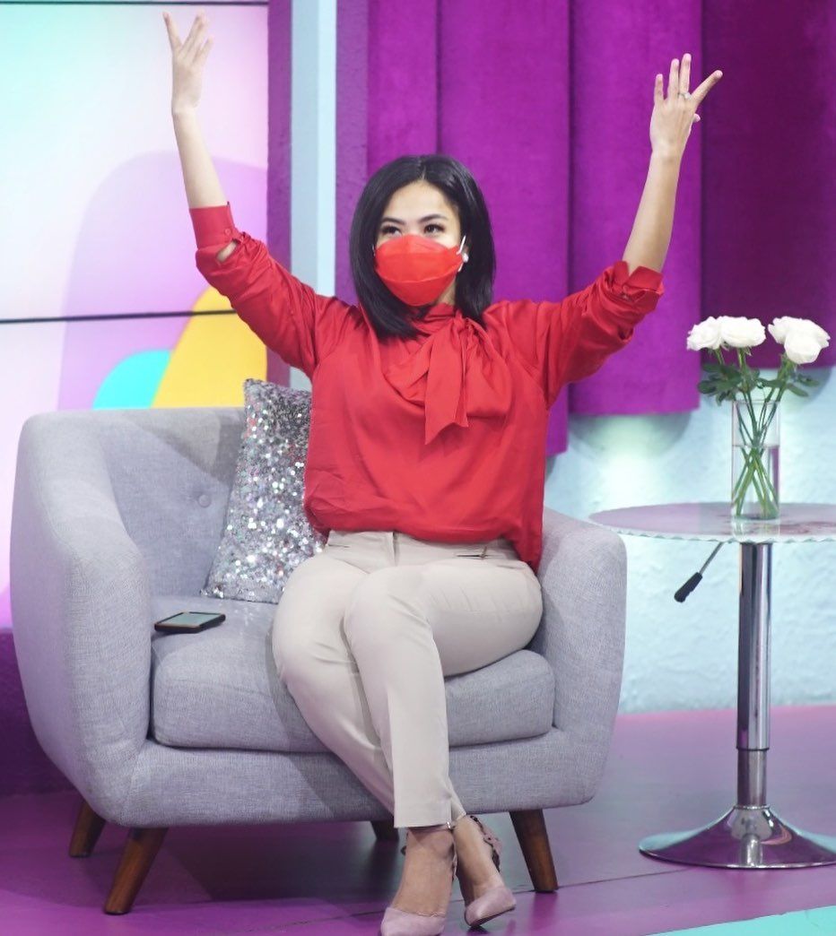 10 Potret Lincah Feni Rose, Host Rumpi yang Energik