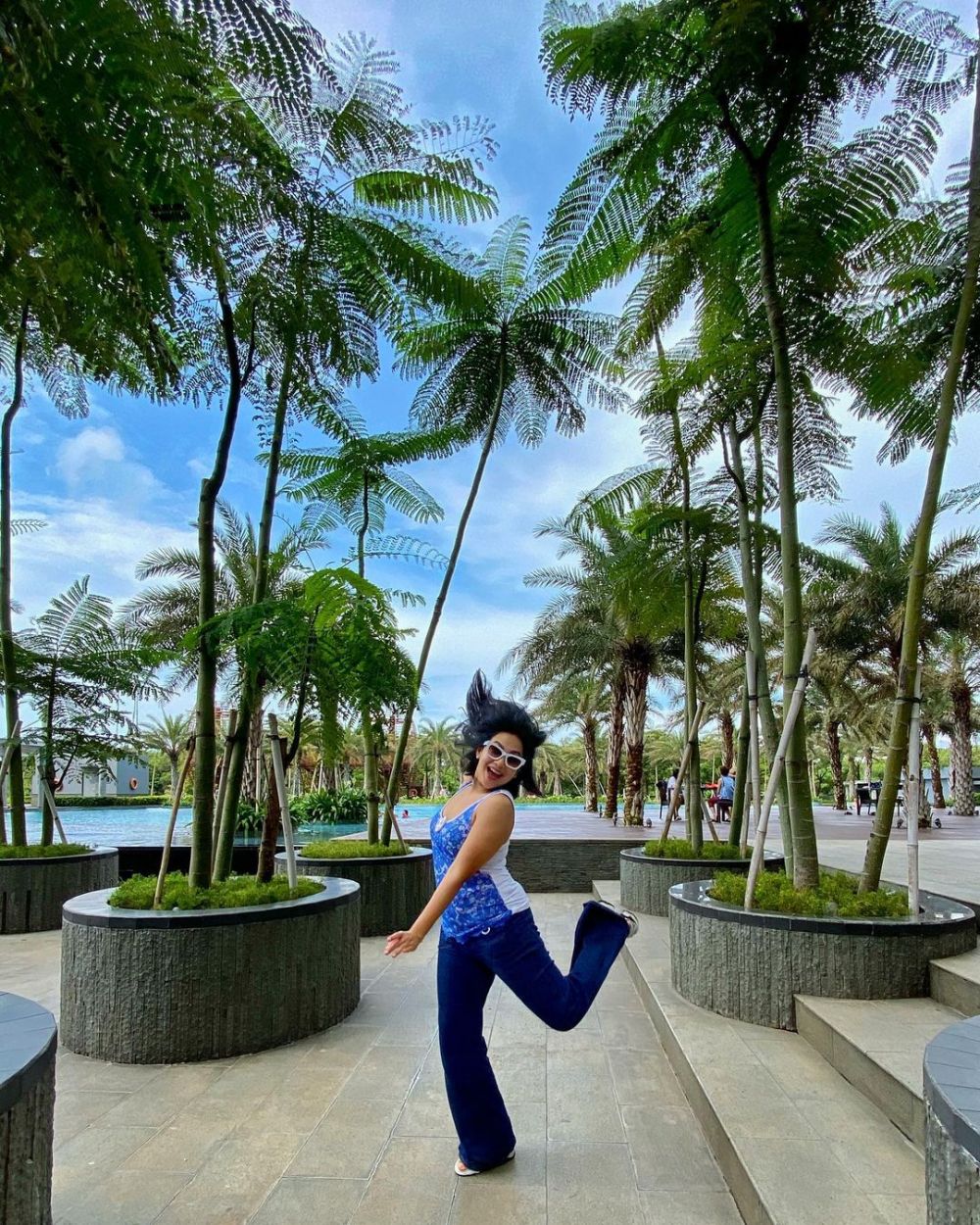 10 Potret Lincah Feni Rose, Host Rumpi yang Energik