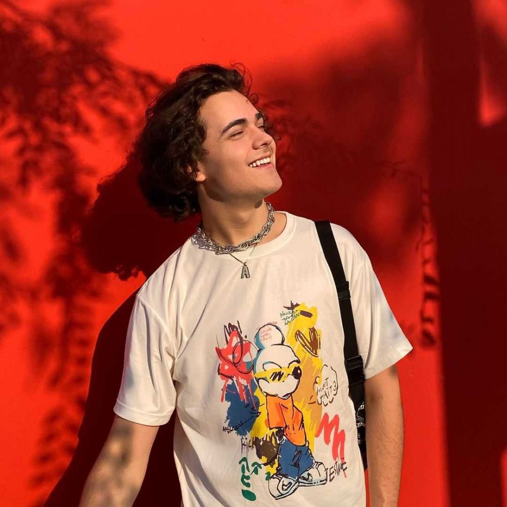 Bersuara Merdu, 9 Potret Alexander Stewart Bikin Jatuh Hati