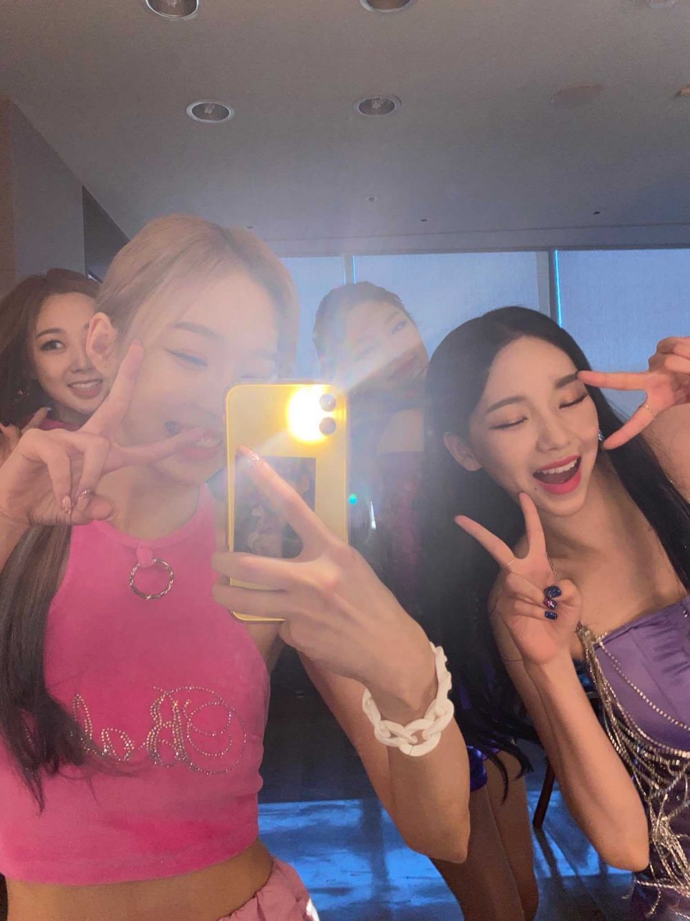 9 Momen Eksis Winter Aespa Saat Foto Mirror Selfie
