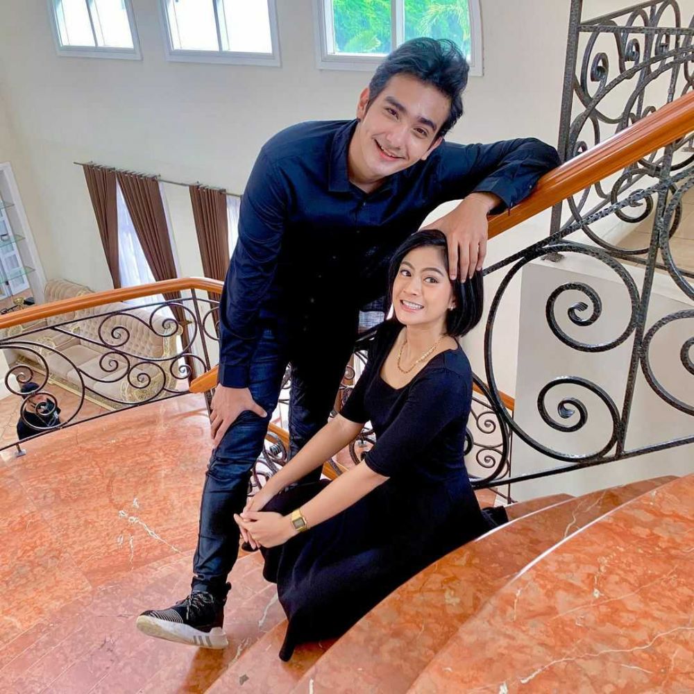 9 Potret Hype Mahdy Reza dengan OOTD Serba Hitam